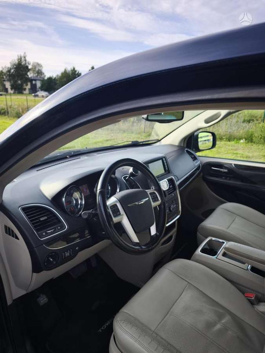 Zils Chrysler town-&-country 2014 Viļņa, ar dzinēja tilpumu 3.60 L un nobraukumu 21 tūkst. km par 6900 €, foto 10 vietnē AUTOMOTO.COM.LV