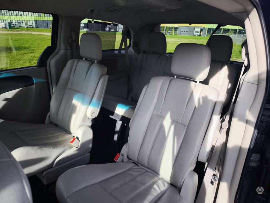 Zils Chrysler town-&-country 2014 Viļņa, ar dzinēja tilpumu 3.60 L un nobraukumu 21 tūkst. km par 6900 €, foto 13 vietnē AUTOMOTO.COM.LV