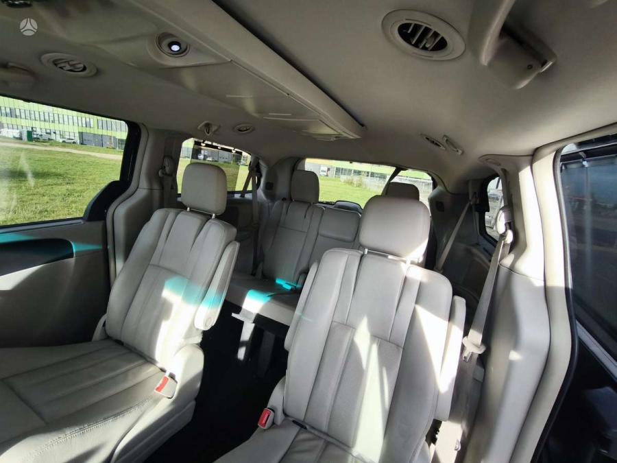 Zils Chrysler town-&-country 2014 Viļņa, ar dzinēja tilpumu 3.60 L un nobraukumu 21 tūkst. km par 6900 €, foto 14 vietnē AUTOMOTO.COM.LV