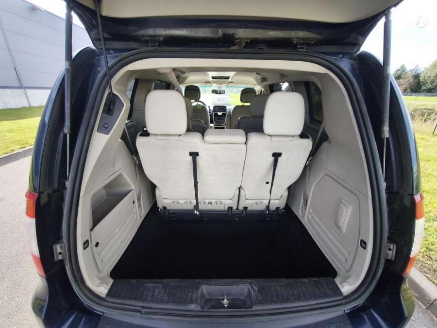 Zils Chrysler town-&-country 2014 Viļņa, ar dzinēja tilpumu 3.60 L un nobraukumu 21 tūkst. km par 6900 €, foto 15 vietnē AUTOMOTO.COM.LV