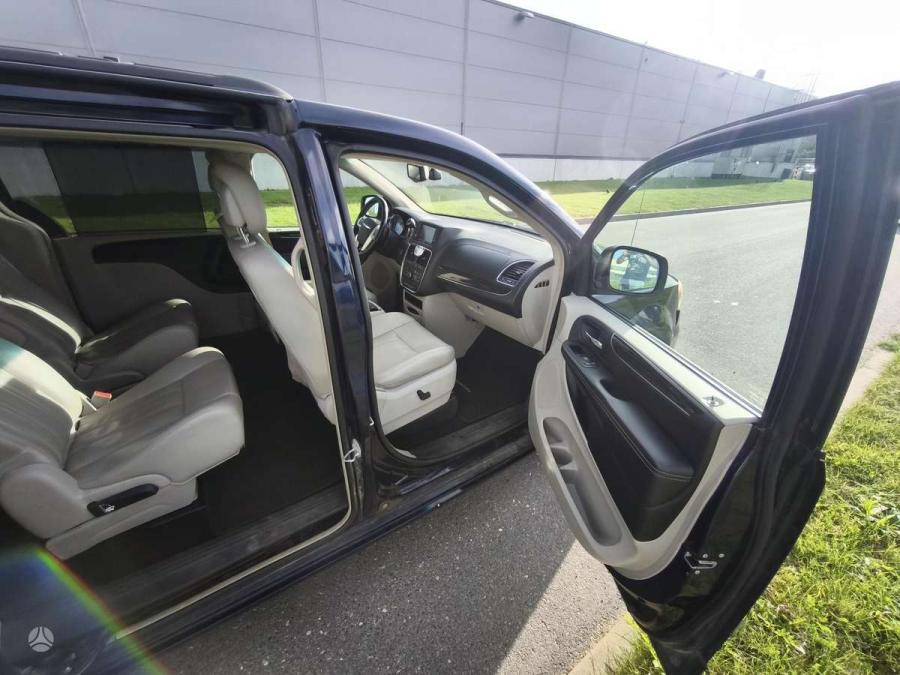 Zils Chrysler town-&-country 2014 Viļņa, ar dzinēja tilpumu 3.60 L un nobraukumu 21 tūkst. km par 6900 €, foto 16 vietnē AUTOMOTO.COM.LV