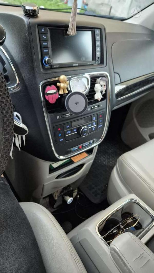 Zils Chrysler town-&-country 2014 Kauņa, ar dzinēja tilpumu 3.61 L un nobraukumu 166 tūkst. km par 7250 €, foto 10 vietnē AUTOMOTO.COM.LV