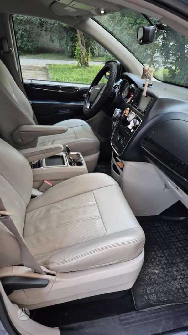 Zils Chrysler town-&-country 2014 Kauņa, ar dzinēja tilpumu 3.61 L un nobraukumu 166 tūkst. km par 7250 €, foto 11 vietnē AUTOMOTO.COM.LV