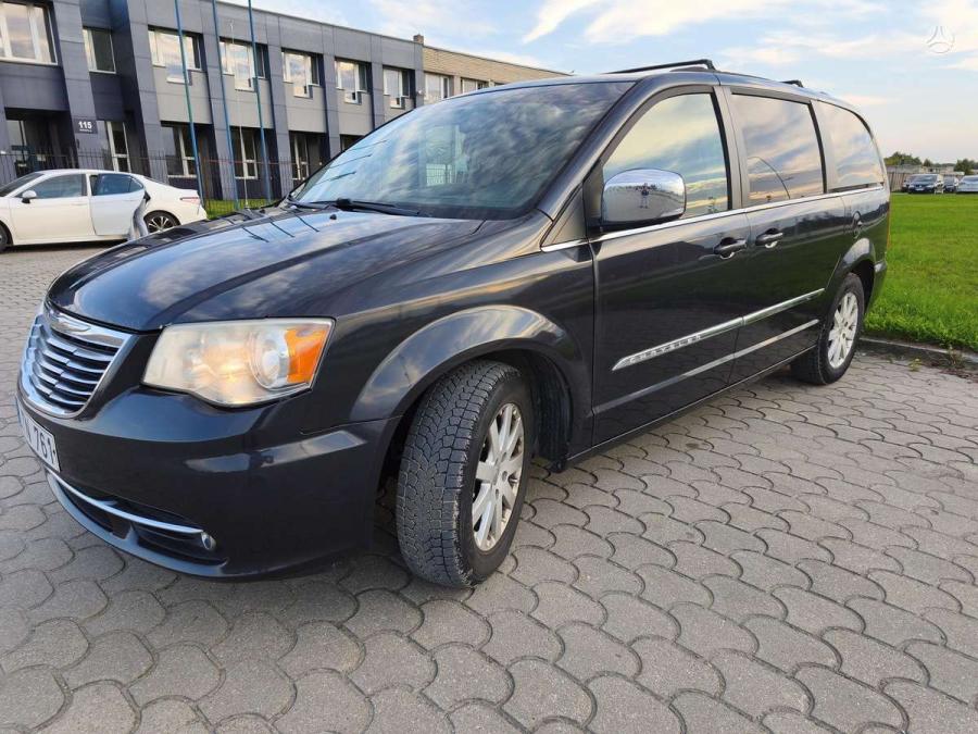Blue Chrysler town-&-country 2015 in Siauliai, with an engine capacity of 3.60 L and mileage of 278 thousand km for 6300 €, photo 4 on AUTOMOTO.COM.LV