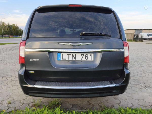 Zils Chrysler town-&-country 2015 Šauļi, ar dzinēja tilpumu 3.60 L un nobraukumu 278 tūkst. km par 6300 €, foto 7 vietnē AUTOMOTO.COM.LV