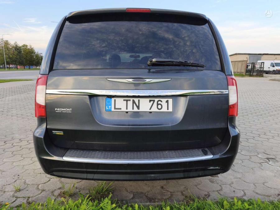 Blue Chrysler town-&-country 2015 in Siauliai, with an engine capacity of 3.60 L and mileage of 278 thousand km for 6300 €, photo 7 on AUTOMOTO.COM.LV