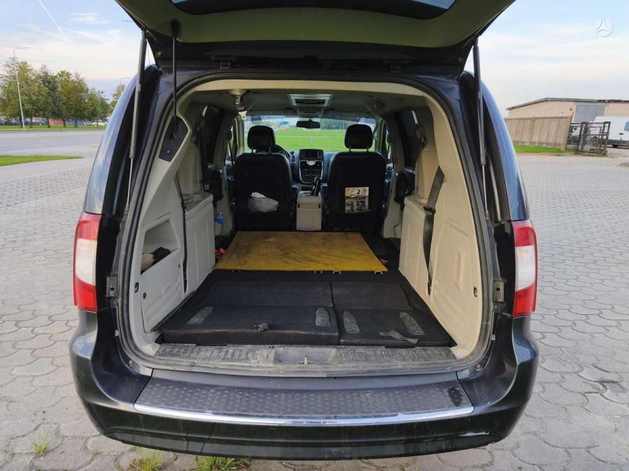 Blue Chrysler town-&-country 2015 in Siauliai, with an engine capacity of 3.60 L and mileage of 278 thousand km for 6300 €, photo 8 on AUTOMOTO.COM.LV