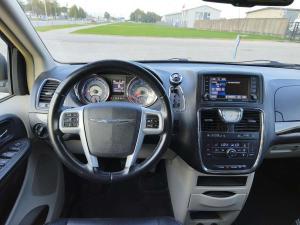 Blue Chrysler town-&-country 2015 in Siauliai, with an engine capacity of 3.60 L and mileage of 278 thousand km for 6300 €, photo 10 on AUTOMOTO.COM.LV