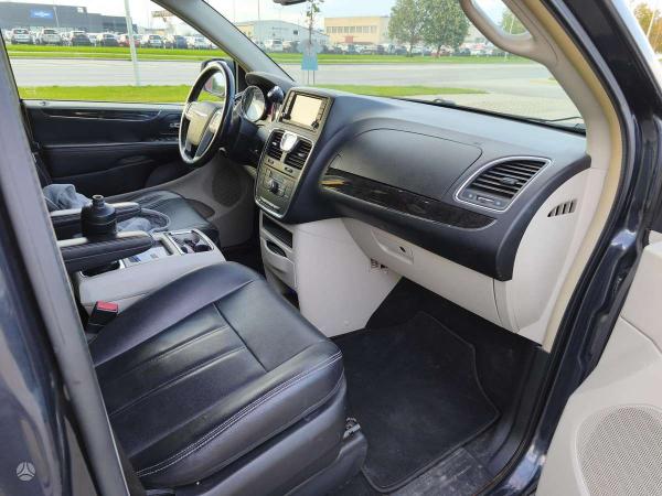 Zils Chrysler town-&-country 2015 Šauļi, ar dzinēja tilpumu 3.60 L un nobraukumu 278 tūkst. km par 6300 €, foto 11 vietnē AUTOMOTO.COM.LV