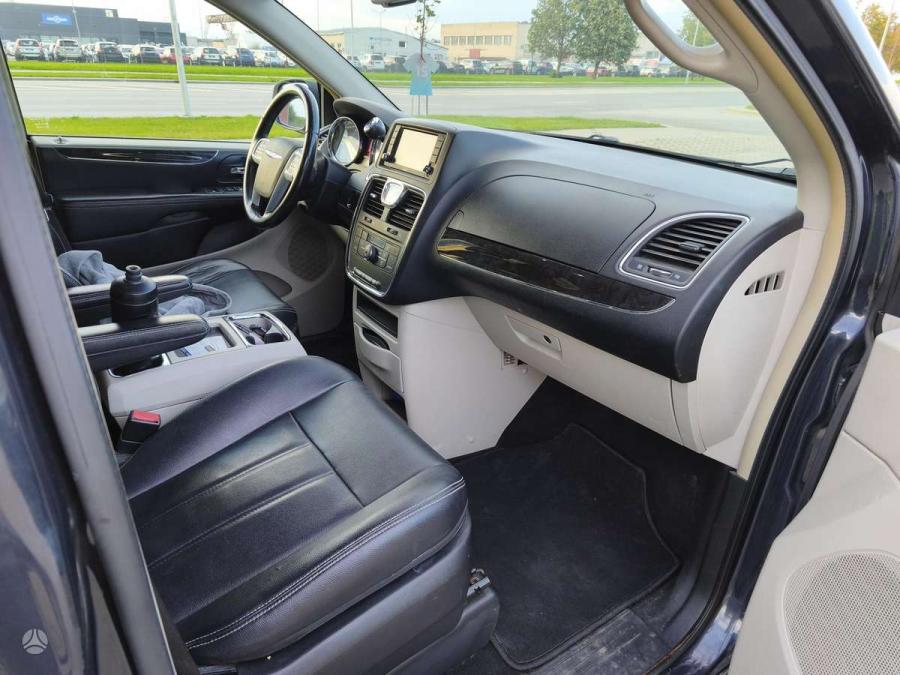 Blue Chrysler town-&-country 2015 in Siauliai, with an engine capacity of 3.60 L and mileage of 278 thousand km for 6300 €, photo 11 on AUTOMOTO.COM.LV