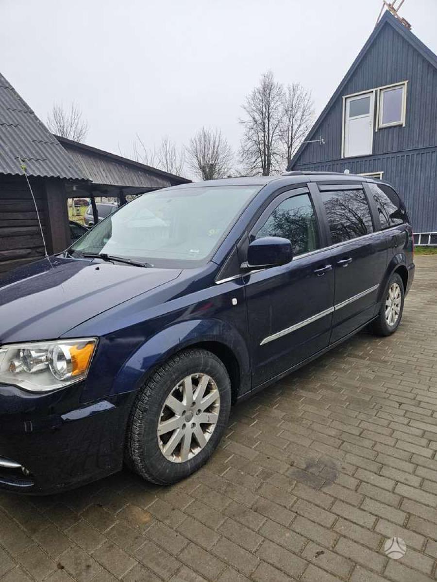 Blue Chrysler town-&-country 2016 in Ukmerge, with an engine capacity of 3.60 L and mileage of 1 thousand km for 7500 €, photo 1 on AUTOMOTO.COM.LV