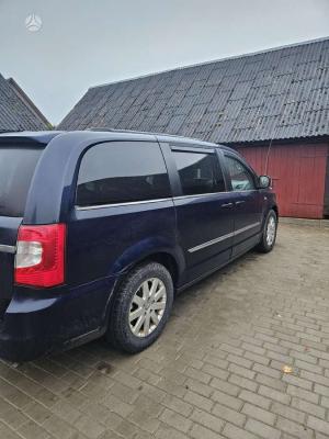 Blue Chrysler town-&-country 2016 in Ukmerge, with an engine capacity of 3.60 L and mileage of 1 thousand km for 7500 €, photo 4 on AUTOMOTO.COM.LV