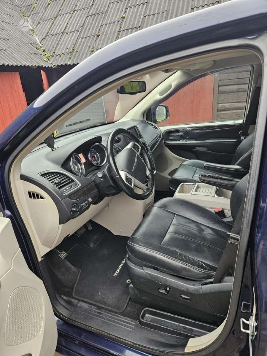 Blue Chrysler town-&-country 2016 in Ukmerge, with an engine capacity of 3.60 L and mileage of 1 thousand km for 7500 €, photo 14 on AUTOMOTO.COM.LV