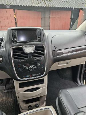 Blue Chrysler town-&-country 2016 in Ukmerge, with an engine capacity of 3.60 L and mileage of 1 thousand km for 7500 €, photo 17 on AUTOMOTO.COM.LV