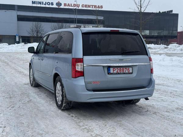 Zils Chrysler town-&-country 2016 Klaipėda, ar dzinēja tilpumu 3.60 L un nobraukumu 275 tūkst. km par 7100 €, foto 2 vietnē AUTOMOTO.COM.LV