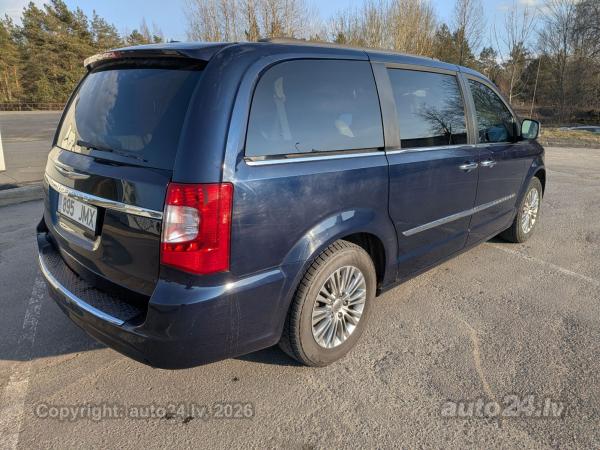 Zils Chrysler town-&-country 2013 Tallina, ar dzinēja tilpumu 3.60 L un nobraukumu 244 tūkst. km par 6000 €, foto 2 vietnē AUTOMOTO.COM.LV
