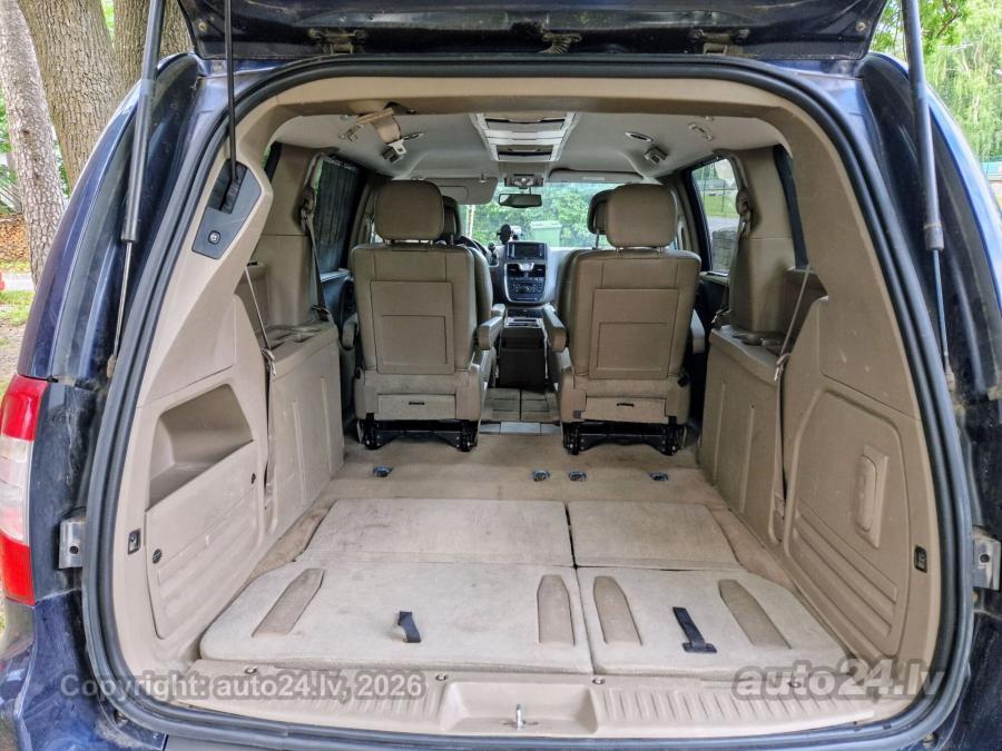 Zils Chrysler town-&-country 2013 Tallina, ar dzinēja tilpumu 3.60 L un nobraukumu 216 tūkst. km par 3999 €, foto 9 vietnē AUTOMOTO.COM.LV