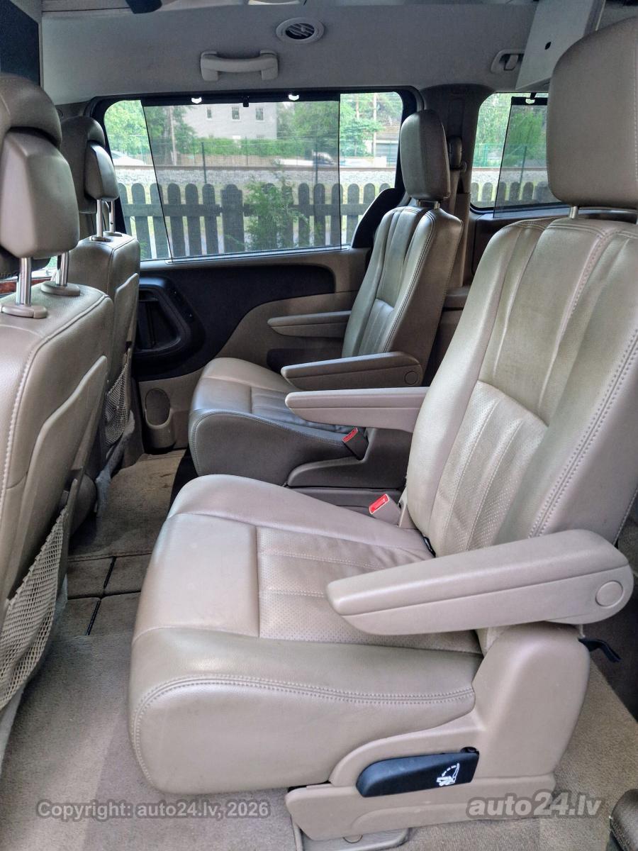Zils Chrysler town-&-country 2013 Tallina, ar dzinēja tilpumu 3.60 L un nobraukumu 216 tūkst. km par 3999 €, foto 15 vietnē AUTOMOTO.COM.LV