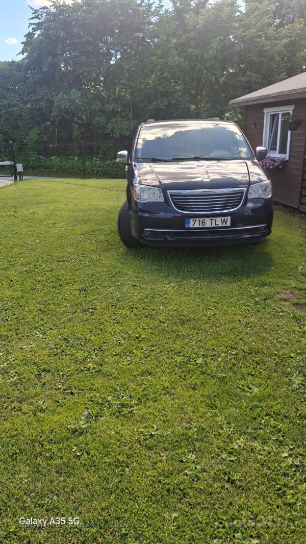 Zils Chrysler town-&-country 2014 Valga, ar dzinēja tilpumu 3.60 L un nobraukumu 288 tūkst. km par 4500 €, foto 1 vietnē AUTOMOTO.COM.LV