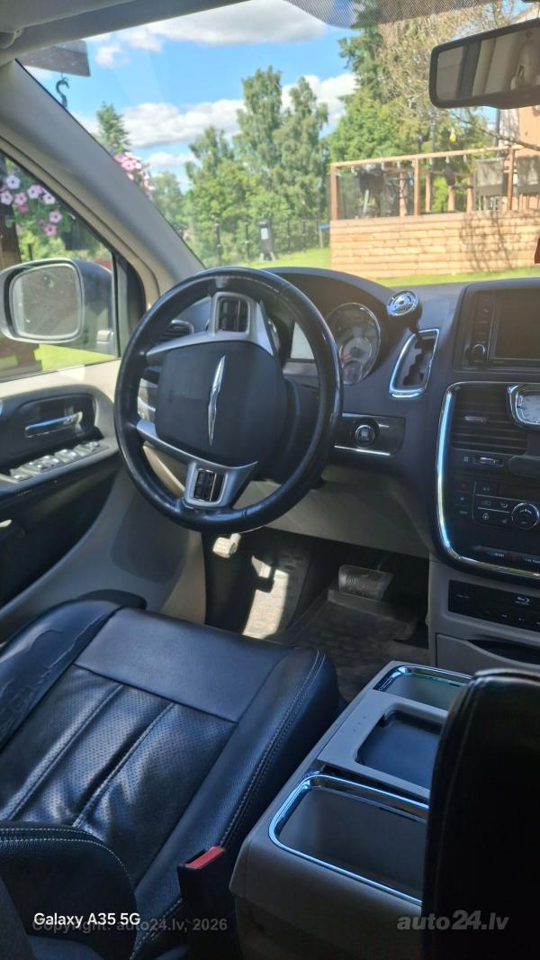 Zils Chrysler town-&-country 2014 Valga, ar dzinēja tilpumu 3.60 L un nobraukumu 288 tūkst. km par 4500 €, foto 3 vietnē AUTOMOTO.COM.LV