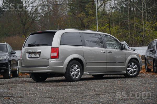 Brown Chrysler town-&-country 2009 in Riga, with an engine capacity of 4.00 L and mileage of 131 thousand km for 3590 €, photo 4 on AUTOMOTO.COM.LV