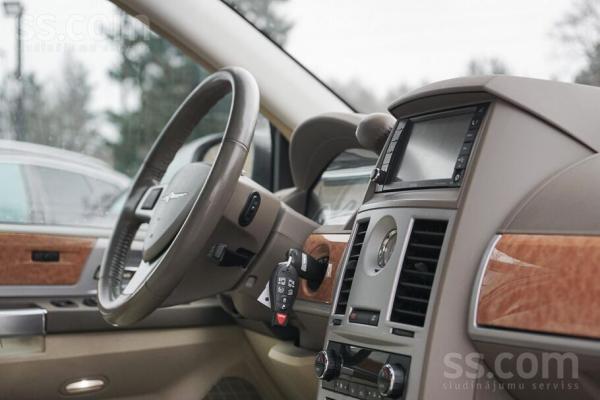 Brown Chrysler town-&-country 2009 in Riga, with an engine capacity of 4.00 L and mileage of 131 thousand km for 3590 €, photo 8 on AUTOMOTO.COM.LV