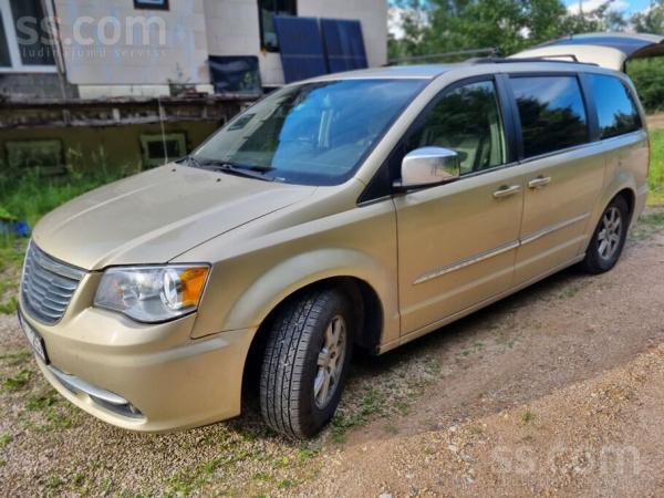 Brown Chrysler town-&-country 2011 in Riga, with an engine capacity of 3.60 L and mileage of 324 thousand km for 5000 €, photo 1 on AUTOMOTO.COM.LV