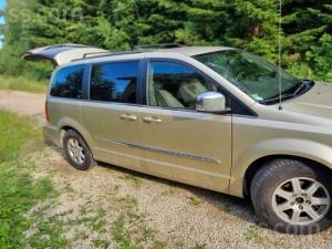 Brown Chrysler town-&-country 2011 in Riga, with an engine capacity of 3.60 L and mileage of 324 thousand km for 5000 €, photo 3 on AUTOMOTO.COM.LV