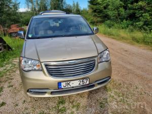 Brown Chrysler town-&-country 2011 in Riga, with an engine capacity of 3.60 L and mileage of 324 thousand km for 5000 €, photo 4 on AUTOMOTO.COM.LV
