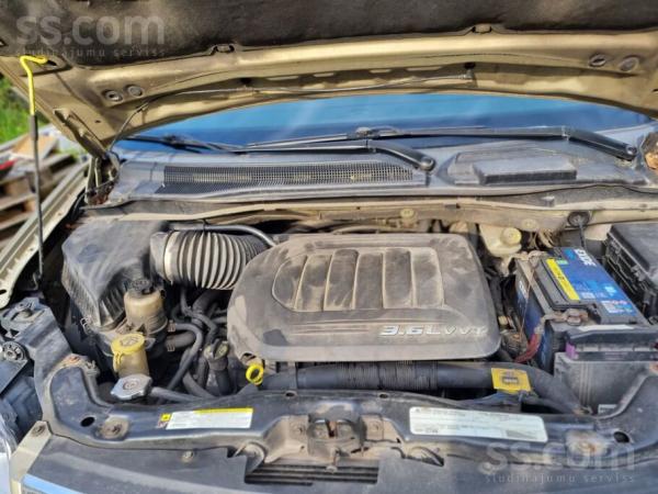 Brown Chrysler town-&-country 2011 in Riga, with an engine capacity of 3.60 L and mileage of 324 thousand km for 5000 €, photo 5 on AUTOMOTO.COM.LV