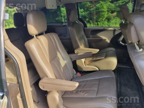 Brown Chrysler town-&-country 2011 in Riga, with an engine capacity of 3.60 L and mileage of 324 thousand km for 5000 €, photo 6 on AUTOMOTO.COM.LV