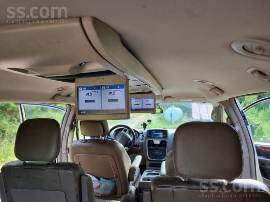 Brown Chrysler town-&-country 2011 in Riga, with an engine capacity of 3.60 L and mileage of 324 thousand km for 5000 €, photo 9 on AUTOMOTO.COM.LV