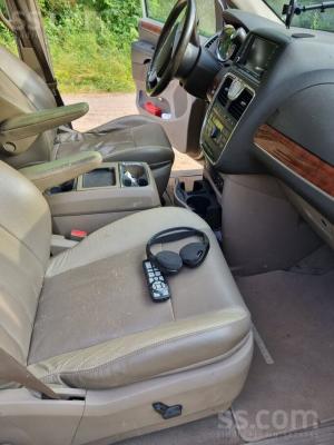 Brown Chrysler town-&-country 2011 in Riga, with an engine capacity of 3.60 L and mileage of 324 thousand km for 5000 €, photo 10 on AUTOMOTO.COM.LV