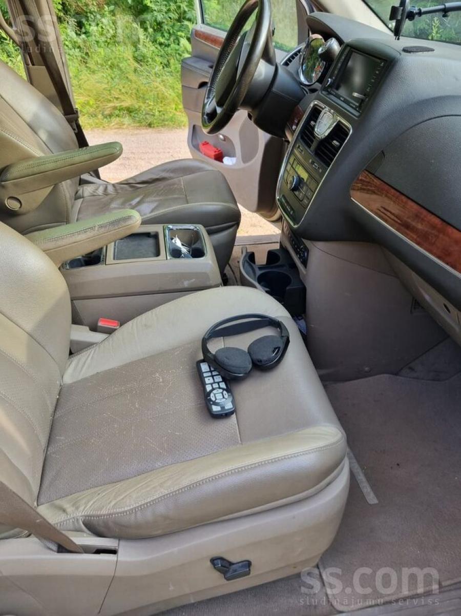Brown Chrysler town-&-country 2011 in Riga, with an engine capacity of 3.60 L and mileage of 324 thousand km for 5000 €, photo 10 on AUTOMOTO.COM.LV