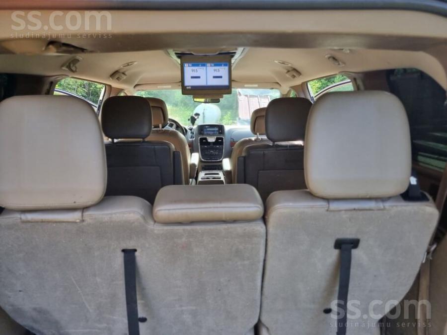 Brown Chrysler town-&-country 2011 in Riga, with an engine capacity of 3.60 L and mileage of 324 thousand km for 5000 €, photo 11 on AUTOMOTO.COM.LV