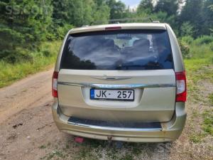Brown Chrysler town-&-country 2011 in Riga, with an engine capacity of 3.60 L and mileage of 324 thousand km for 5000 €, photo 13 on AUTOMOTO.COM.LV