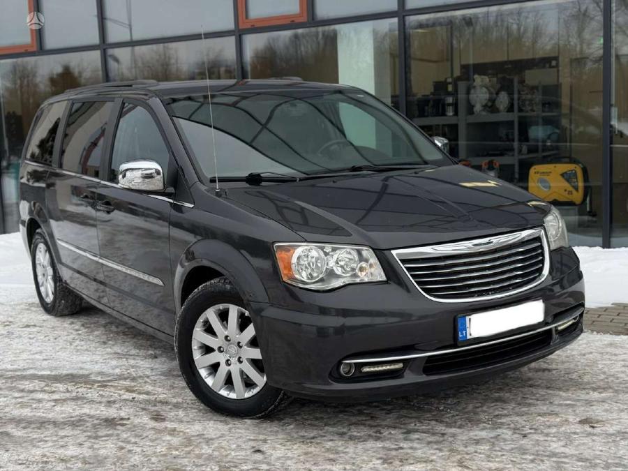 Brown Chrysler town-&-country 2012 in Klaipeda, with an engine capacity of 3.61 L and mileage of 225 thousand km for 7990 €, photo 1 on AUTOMOTO.COM.LV