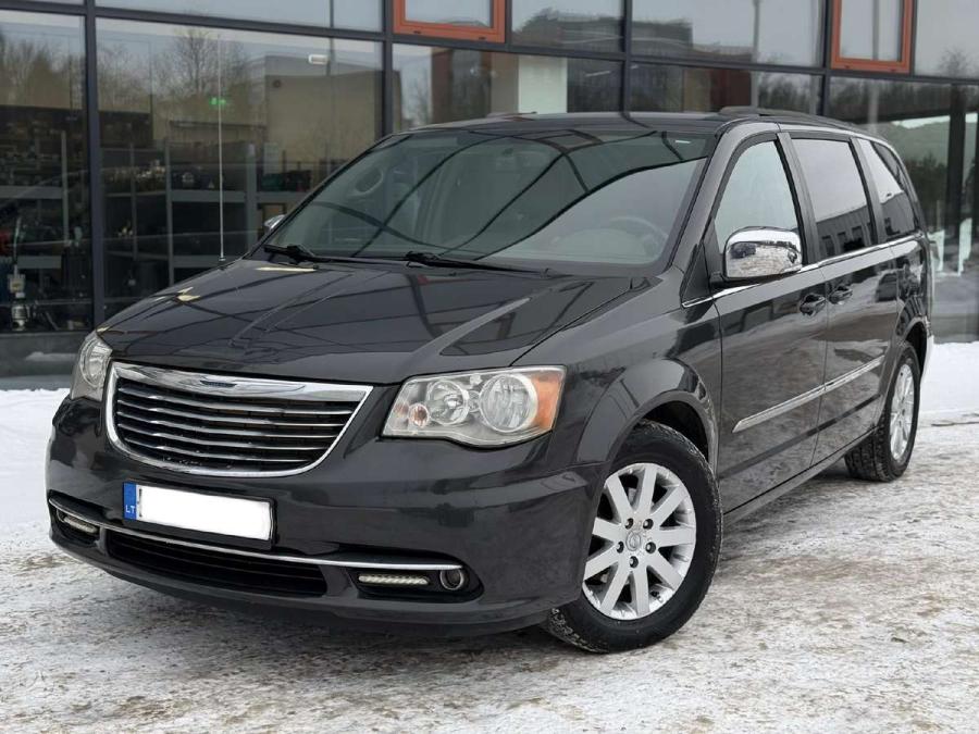 Brown Chrysler town-&-country 2012 in Klaipeda, with an engine capacity of 3.61 L and mileage of 225 thousand km for 7990 €, photo 2 on AUTOMOTO.COM.LV