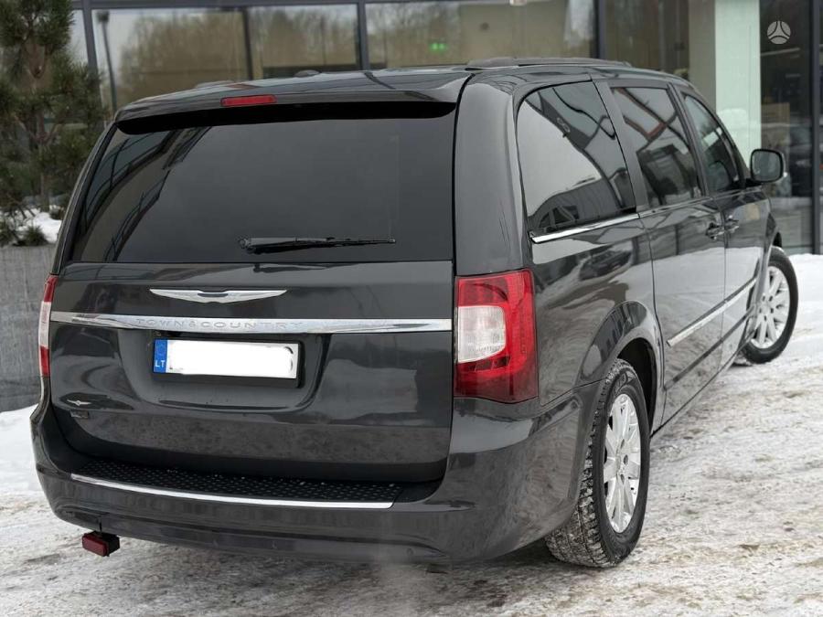 Brown Chrysler town-&-country 2012 in Klaipeda, with an engine capacity of 3.61 L and mileage of 225 thousand km for 7990 €, photo 7 on AUTOMOTO.COM.LV