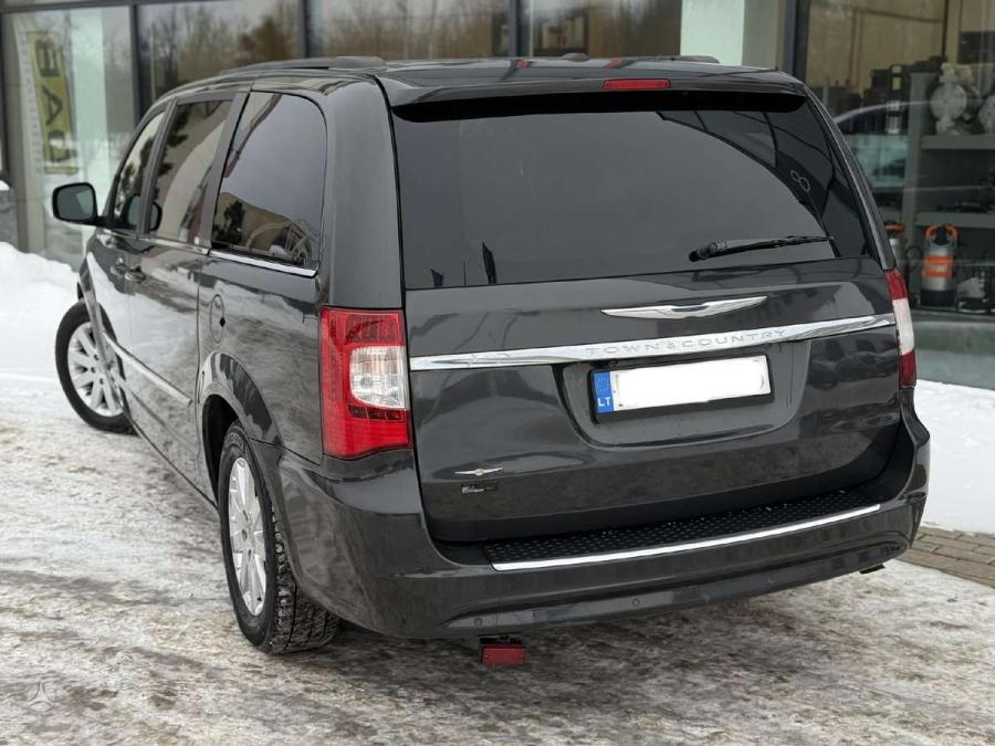 Brown Chrysler town-&-country 2012 in Klaipeda, with an engine capacity of 3.61 L and mileage of 225 thousand km for 7990 €, photo 16 on AUTOMOTO.COM.LV