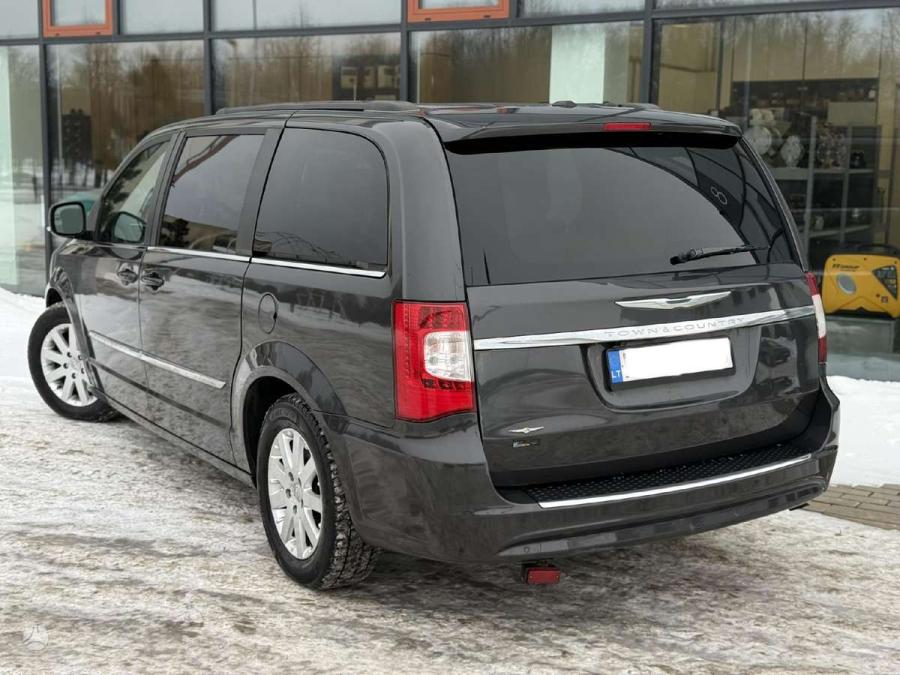 Brown Chrysler town-&-country 2012 in Klaipeda, with an engine capacity of 3.61 L and mileage of 225 thousand km for 7990 €, photo 18 on AUTOMOTO.COM.LV
