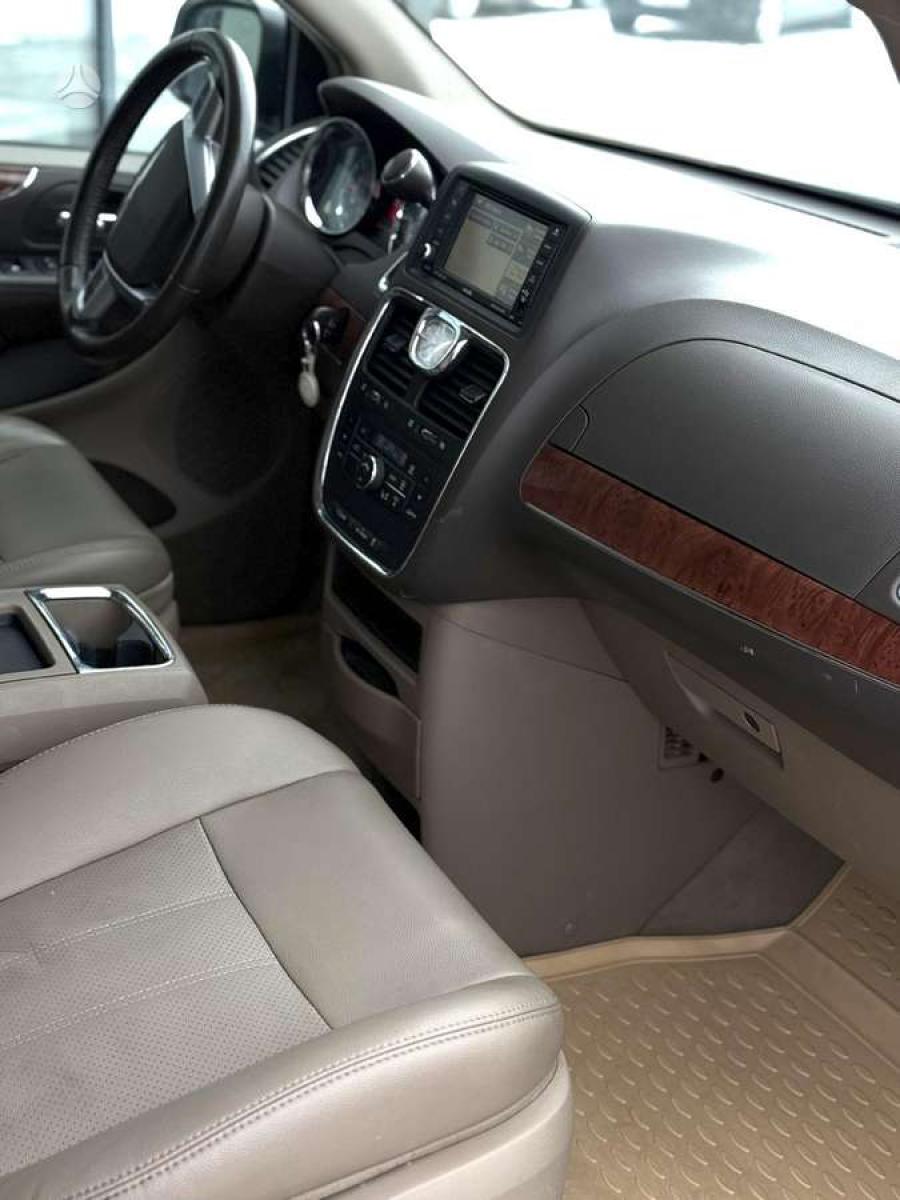 Brown Chrysler town-&-country 2012 in Klaipeda, with an engine capacity of 3.61 L and mileage of 225 thousand km for 7990 €, photo 20 on AUTOMOTO.COM.LV