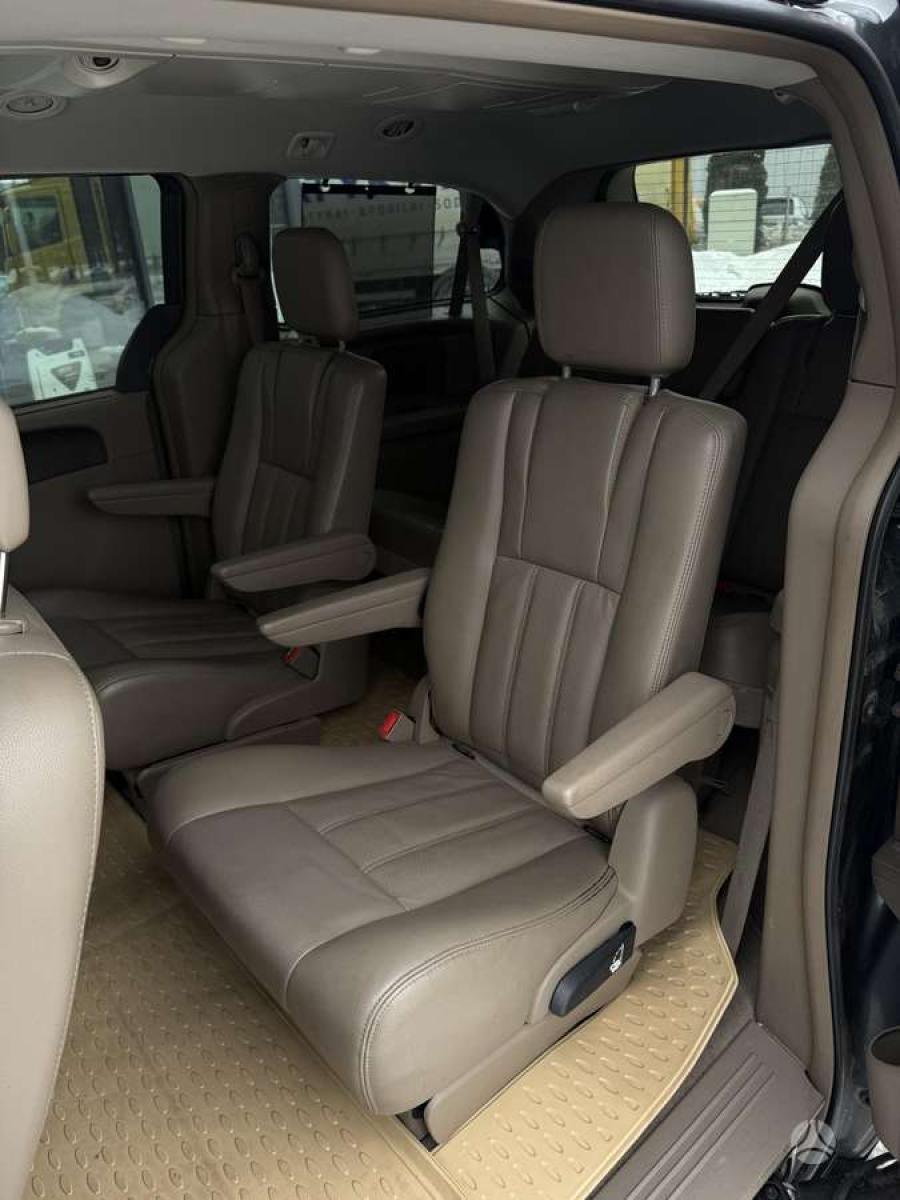 Brown Chrysler town-&-country 2012 in Klaipeda, with an engine capacity of 3.61 L and mileage of 225 thousand km for 7990 €, photo 29 on AUTOMOTO.COM.LV