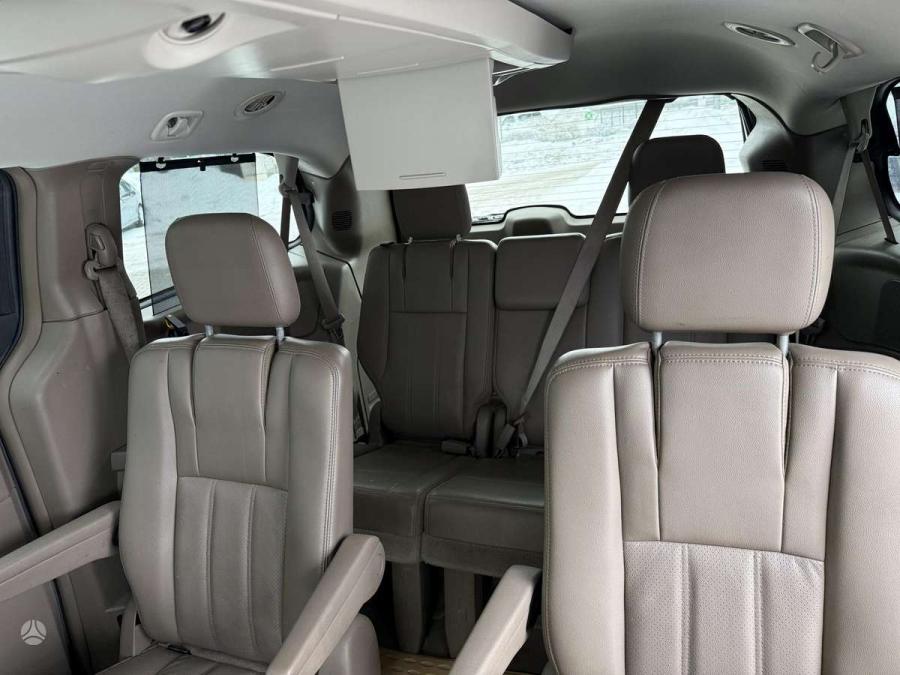 Brown Chrysler town-&-country 2012 in Klaipeda, with an engine capacity of 3.61 L and mileage of 225 thousand km for 7990 €, photo 31 on AUTOMOTO.COM.LV