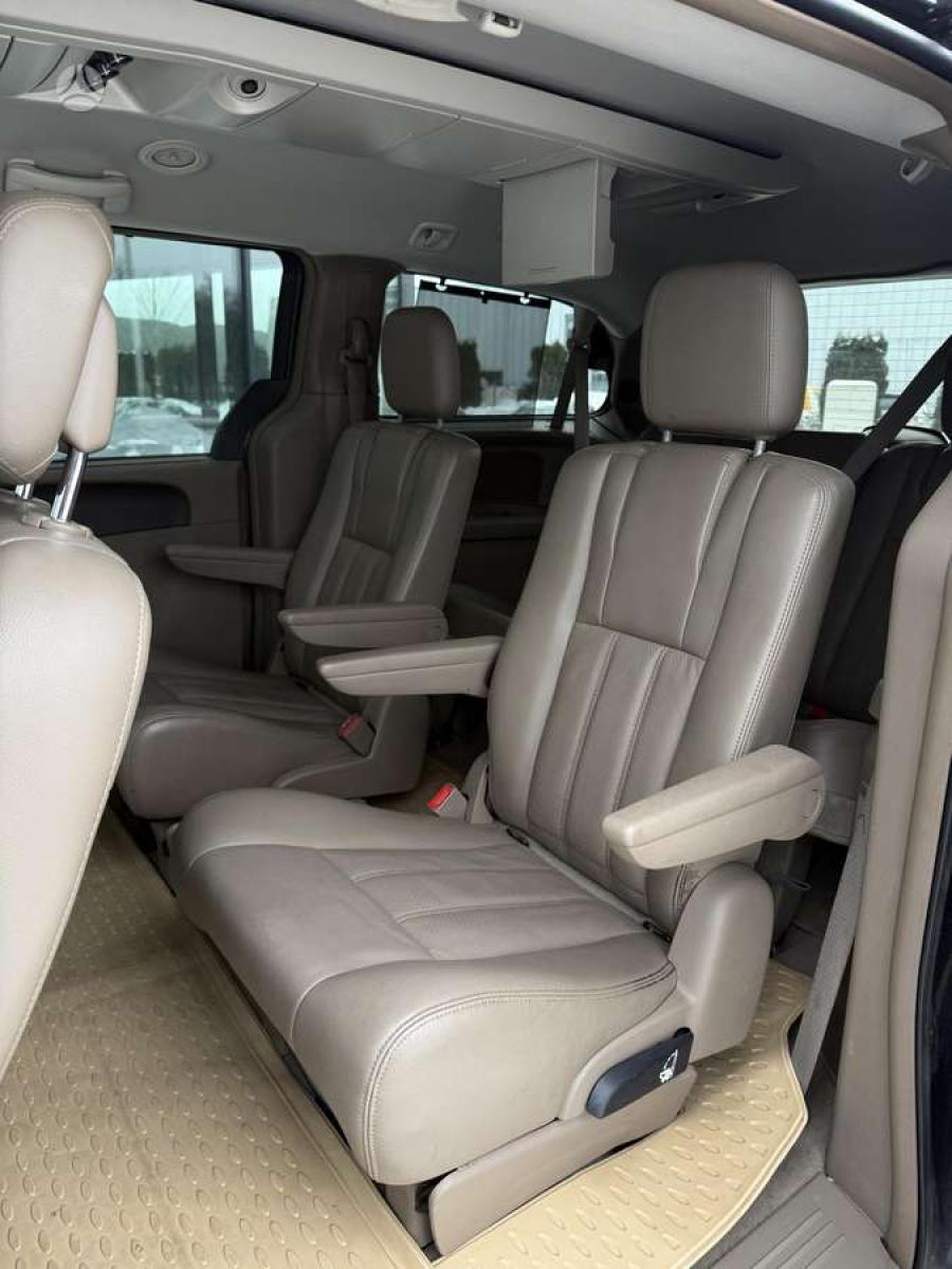 Brown Chrysler town-&-country 2012 in Klaipeda, with an engine capacity of 3.61 L and mileage of 225 thousand km for 7990 €, photo 32 on AUTOMOTO.COM.LV
