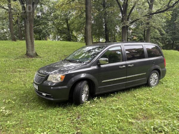 Brown Chrysler town-&-country 2012 in Riga, with an engine capacity of 3.60 L and mileage of 318 thousand km for 5520 €, photo 3 on AUTOMOTO.COM.LV