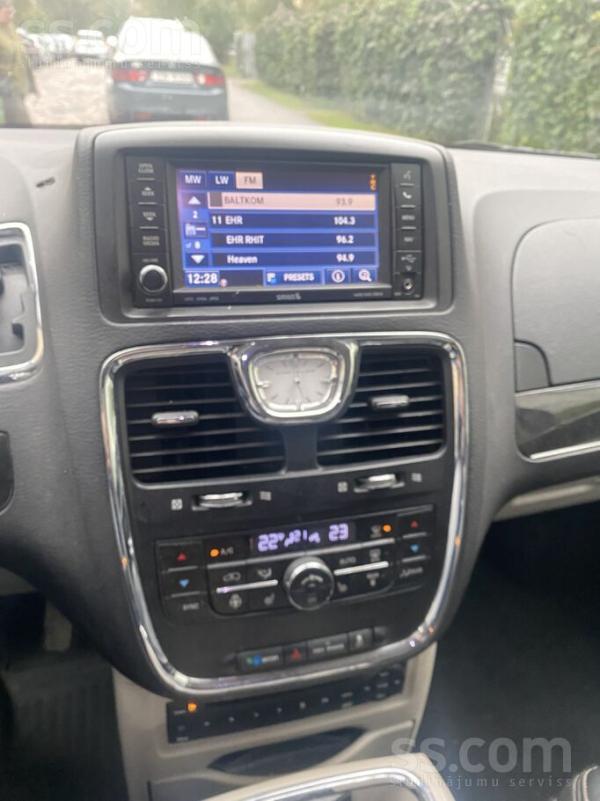 Brown Chrysler town-&-country 2012 in Riga, with an engine capacity of 3.60 L and mileage of 318 thousand km for 5520 €, photo 4 on AUTOMOTO.COM.LV