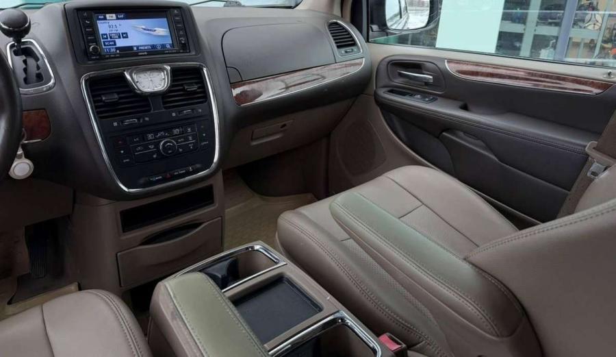 Brūns Chrysler town-&-country 2012 Klaipėda, ar dzinēja tilpumu 3.60 L un nobraukumu 225 tūkst. km par 7700 €, foto 10 vietnē AUTOMOTO.COM.LV
