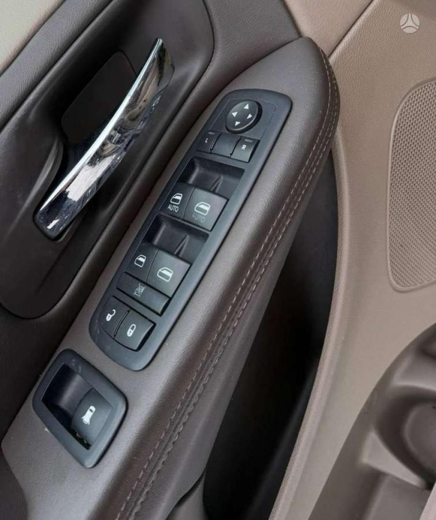 Brūns Chrysler town-&-country 2012 Klaipėda, ar dzinēja tilpumu 3.60 L un nobraukumu 225 tūkst. km par 7700 €, foto 23 vietnē AUTOMOTO.COM.LV