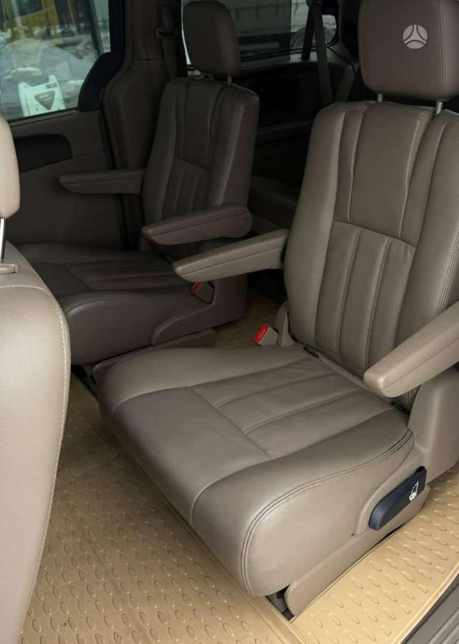 Brūns Chrysler town-&-country 2012 Klaipėda, ar dzinēja tilpumu 3.60 L un nobraukumu 225 tūkst. km par 7700 €, foto 26 vietnē AUTOMOTO.COM.LV